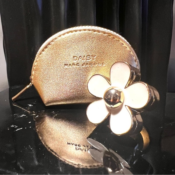 Marc Jacobs | Jewelry | Marc Jacobs Daisy Original Perfume Ring Circa ...